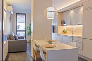 Apartamento Urban con terraza | Ferros/tábuas de passar roupa, Wi-Fi de cortesia