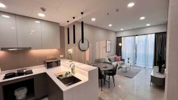 Suíte grand, 1 quarto, acesso ao Club Lounge, vista para o rio | Área de estar | Smart TV 65 polegadas com canais a cabo, lareira, Netflix