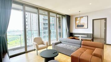 Suite Presidencial, 2 quartos, acesso ao Club Lounge, Vista para a cidade | Sala de estar | Smart TV de 65 de polegadas com canais por cabo, lareira, Netflix