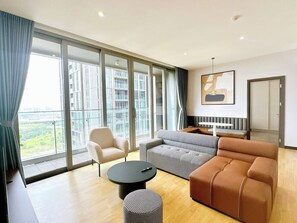 Suite Presidencial, 2 quartos, acesso ao Club Lounge, Vista para a cidade | Sala de estar | Smart TV de 65 de polegadas com canais por cabo, lareira, Netflix 