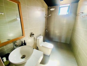 Toalhas fornecidas, sabão, papel higiénico 