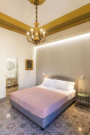 Quarto Duplo Superior, varanda, Vista para a cidade | Cofre no quarto, secretária 