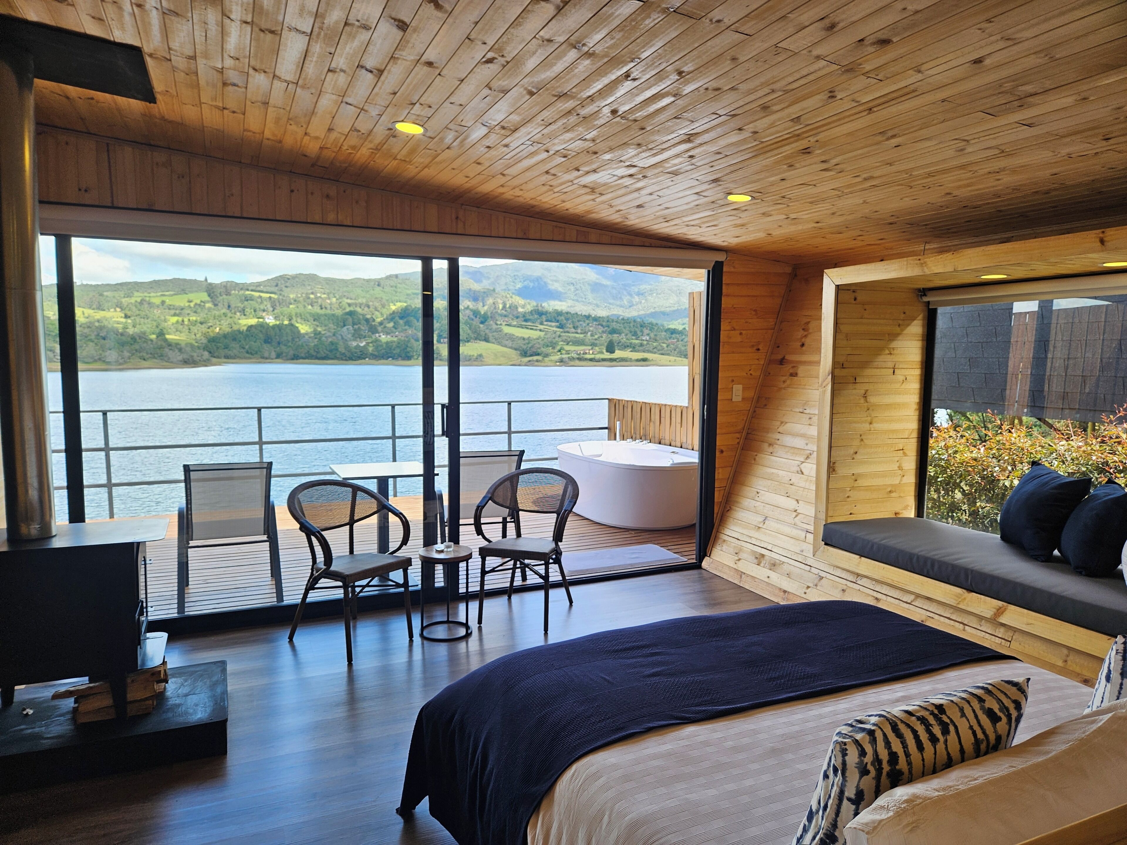 Cabana de Madeira Standard, aceitam-se animais de estimação, vista para o lago | Roupa de alta qualidade, edredões de penas 