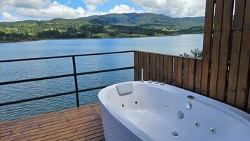 Cabana standard, aceita animais de estimação, vista para o lago | Terraço/pátio