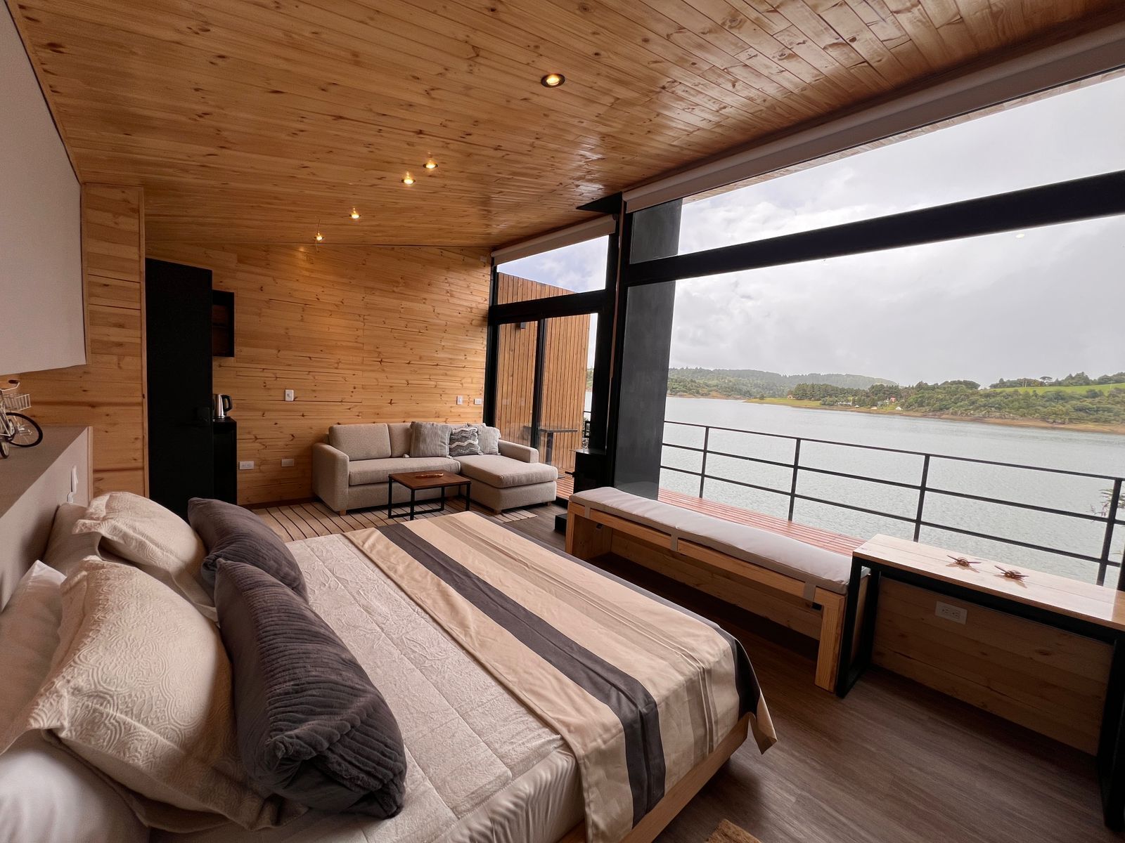 Cabana de Madeira Deluxe, aceitam-se animais de estimação, vista para o lago | Roupa de alta qualidade, edredões de penas 