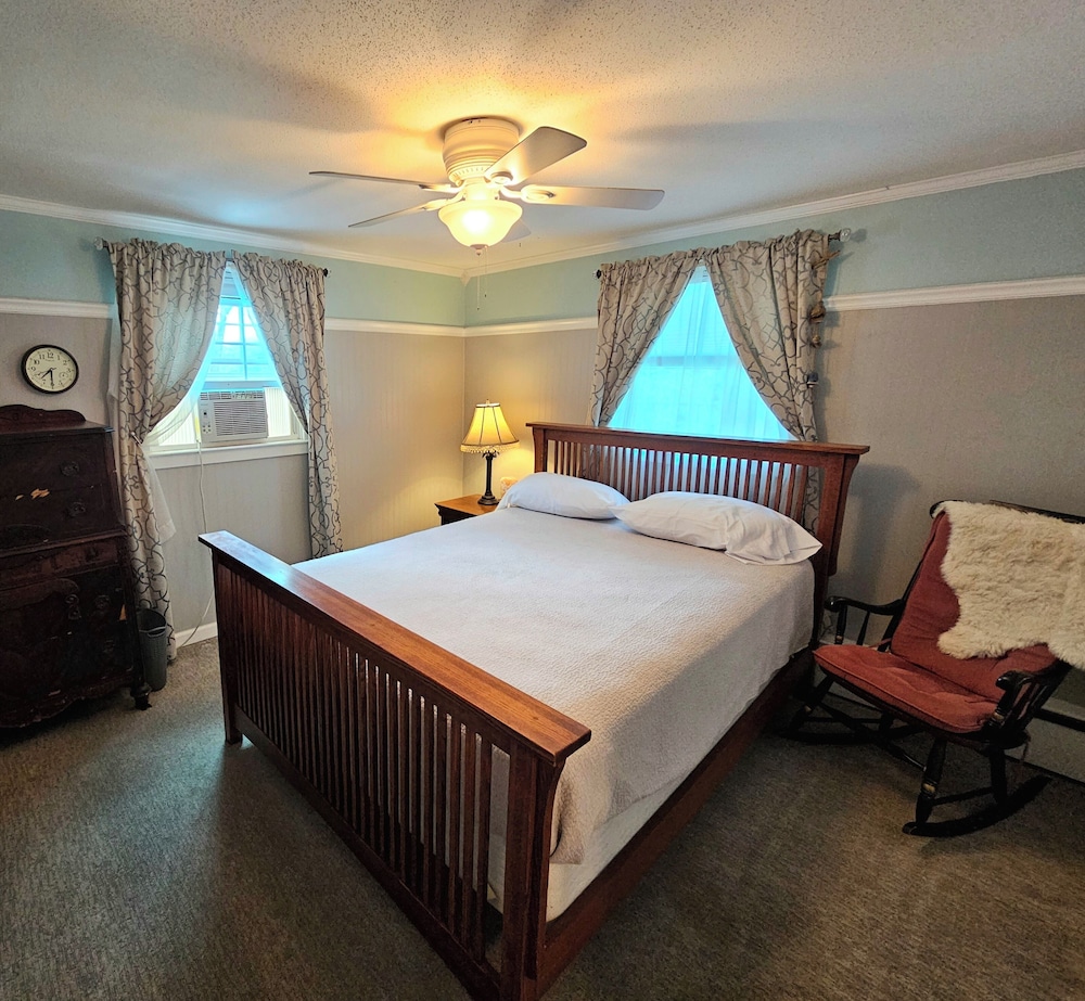 Welcoming 5-BD/ 3-BA house with AC, POOL, & PRIVATE YARD in charming ...