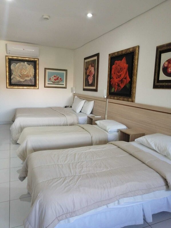 Quarto Triplo | Cofre no quarto, secretária 