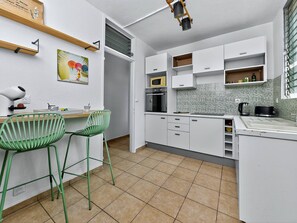 Casa conforto, vista para o jardim | Cozinha privada | Chaleira elétrica, torradeira, produtos de limpeza