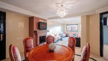 Apartamento Deluxe, varanda, vista para o pátio | Sala de estar