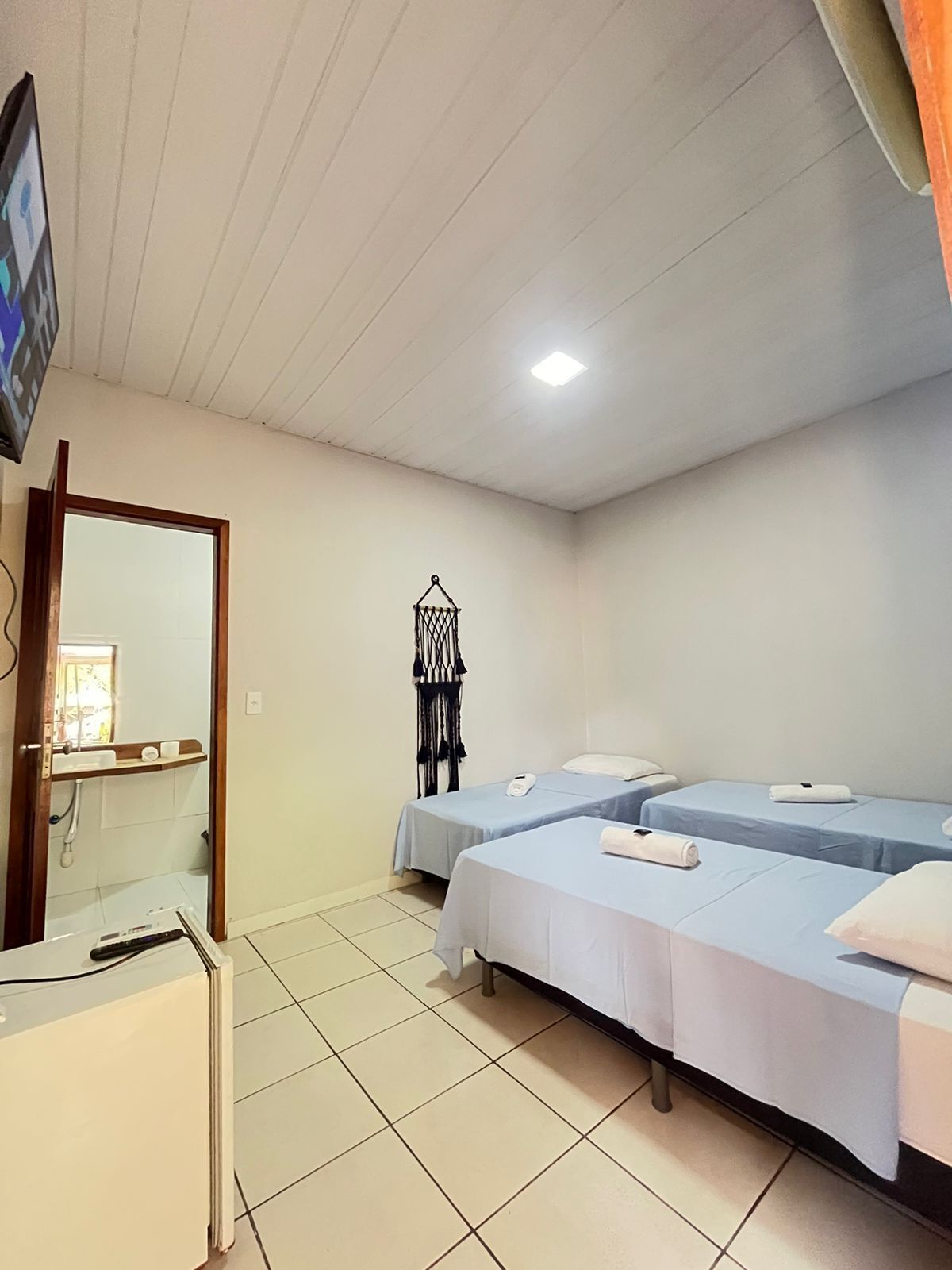 Quarto Triplo Standard, várias camas, ar condicionado, vista para o pátio | Ferro/tábua de engomar, Wi-fi grátis 