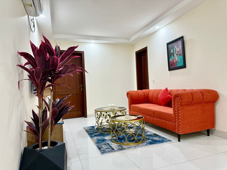 Cozy Crimson Apt Above Imtiaz Mall - Wt Arcade & Dine In Below - Self Checkin - Lahore