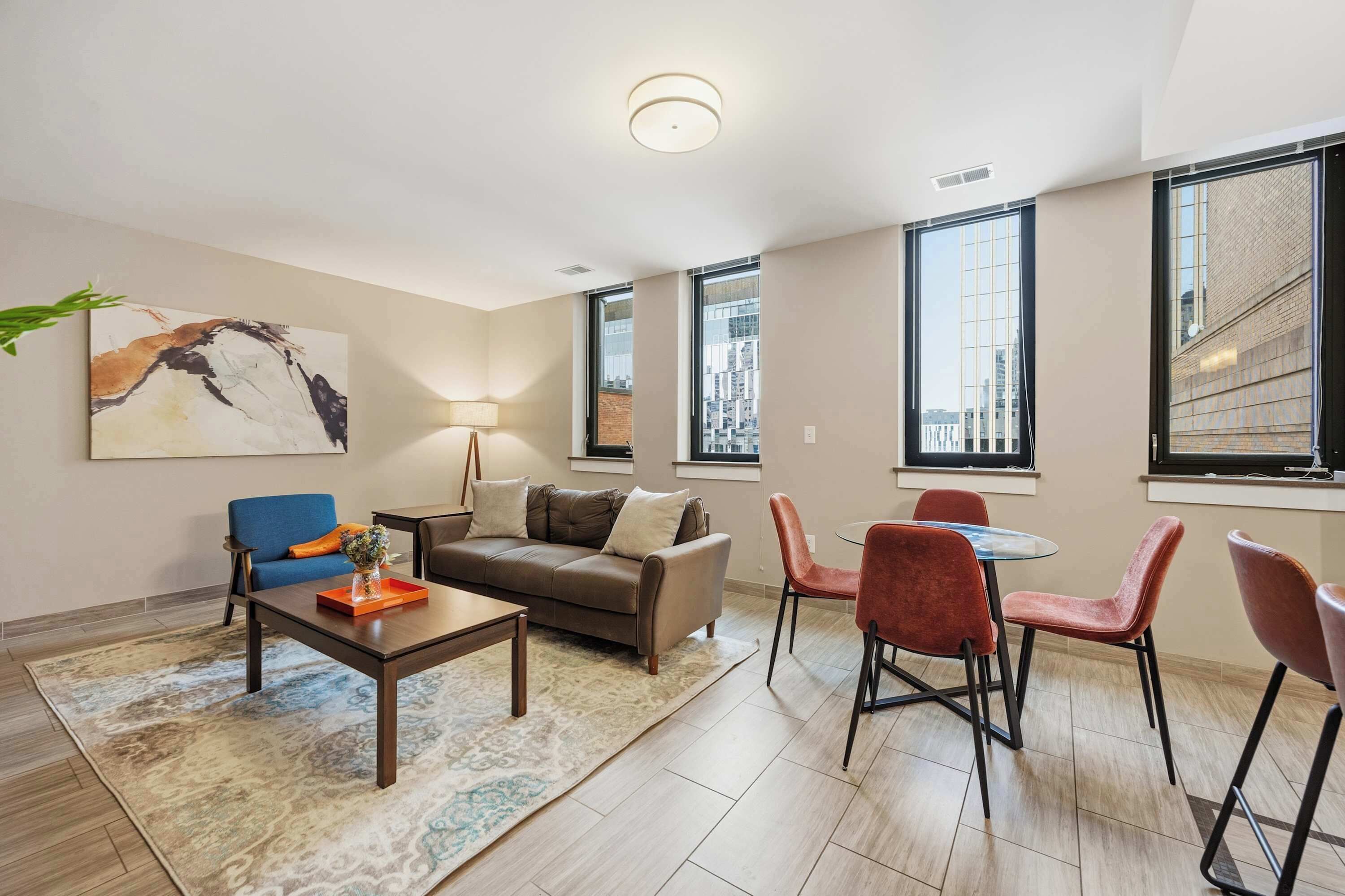 3br Modern & Spacious Downtown Apartment - Windsor