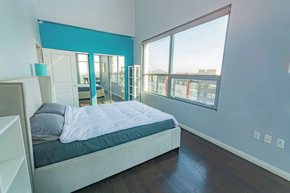 Downtown Top-Floor Luxury w/Views of the Bay, Coronado and Petco Park ...