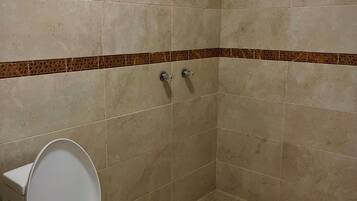 Quarto casal família, vista para o jardim | Banheiro | Chuveiro, toalhas de banho, sabonete, shampoo