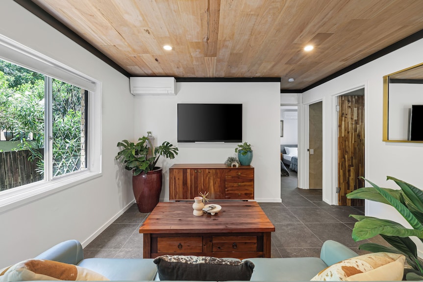 Renovated Beach Escape In Surfers Surf At Your Door, Cavill A Short Stroll - Surfers Paradise