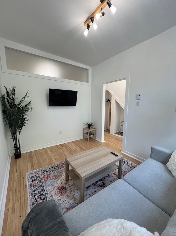 Newly Renovated 31/2 In The Heart Of Rosemont. - Laval