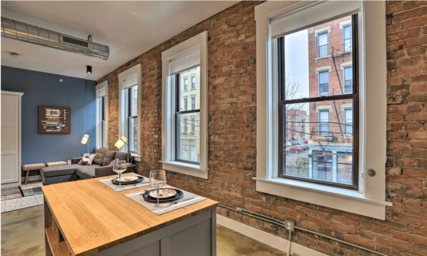 Sleek Studio Near Dtwn Dining & Entertainment Reviews, Deals & Photos ...