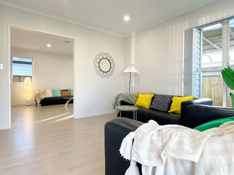 Modern New Home On Dungloe Ave, Central Ac, 2 Kitchens, 3 Livings - Auckland