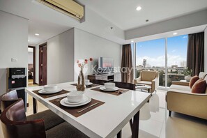 Apartamento, 2 quartos, vista para a cidade | Sala de jantar