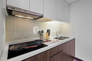 Apartamento, 2 quartos, vista para a cidade | Cozinha privada | Geladeira grande, micro-ondas, cooktop, panela elétrica de arroz
