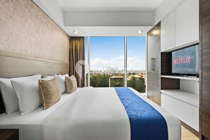 Apartamento, 2 quartos, vista para a cidade | Escrivaninha, espaço de trabalho para notebook