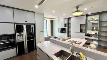 Apartamento superluxo, 3 quartos, sacada, vista para o lago | Cozinha privada | Geladeira, micro-ondas, cooktop, talheres/pratos/utensílios de cozinha