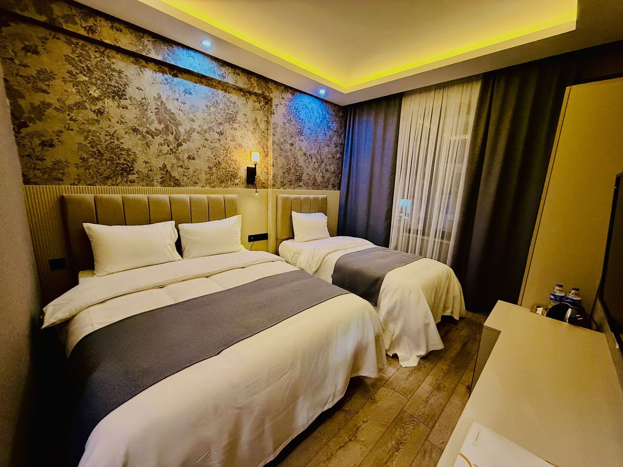 Quarto Triplo Standard, Vista para a cidade | Cofre no quarto, secretária 