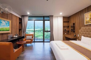 Suíte com design assinado, sacada, vista para o resort | Escrivaninha, Wi-Fi de cortesia