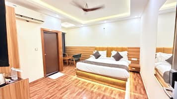 Quarto casal luxo, vista para a cidade | Escrivaninha, espaço de trabalho para notebook, cortinas blackout