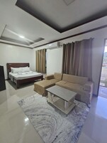 Suite, 1 quarto | Secretária, roupa de cama fornecida