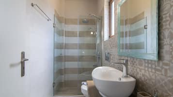 Vila, 4 quartos, para fumantes, piscina particular | Banheiro | Chuveiro