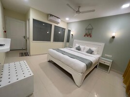 Quarto luxo | Escrivaninha, espaço de trabalho para notebook, Wi-Fi de cortesia