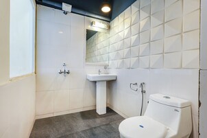 Quarto standard | Banheiro | Produtos de toalete grátis, toalhas de banho, sabonete, shampoo