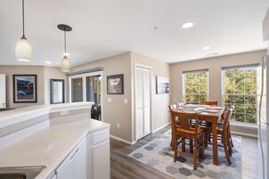 Apartamento em Condomínio Fechado, várias camas, varanda (Edgewater Escape) | Restaurantes