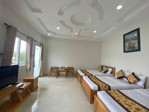 Quarto triplo família, sacada | Escrivaninha, cortinas blackout, quartos à prova de som