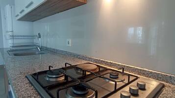 Apartamento Familiar, varanda, vista para a piscina | Cozinha privada | Um frigorífico/congelador grande, uma placa de cozinha