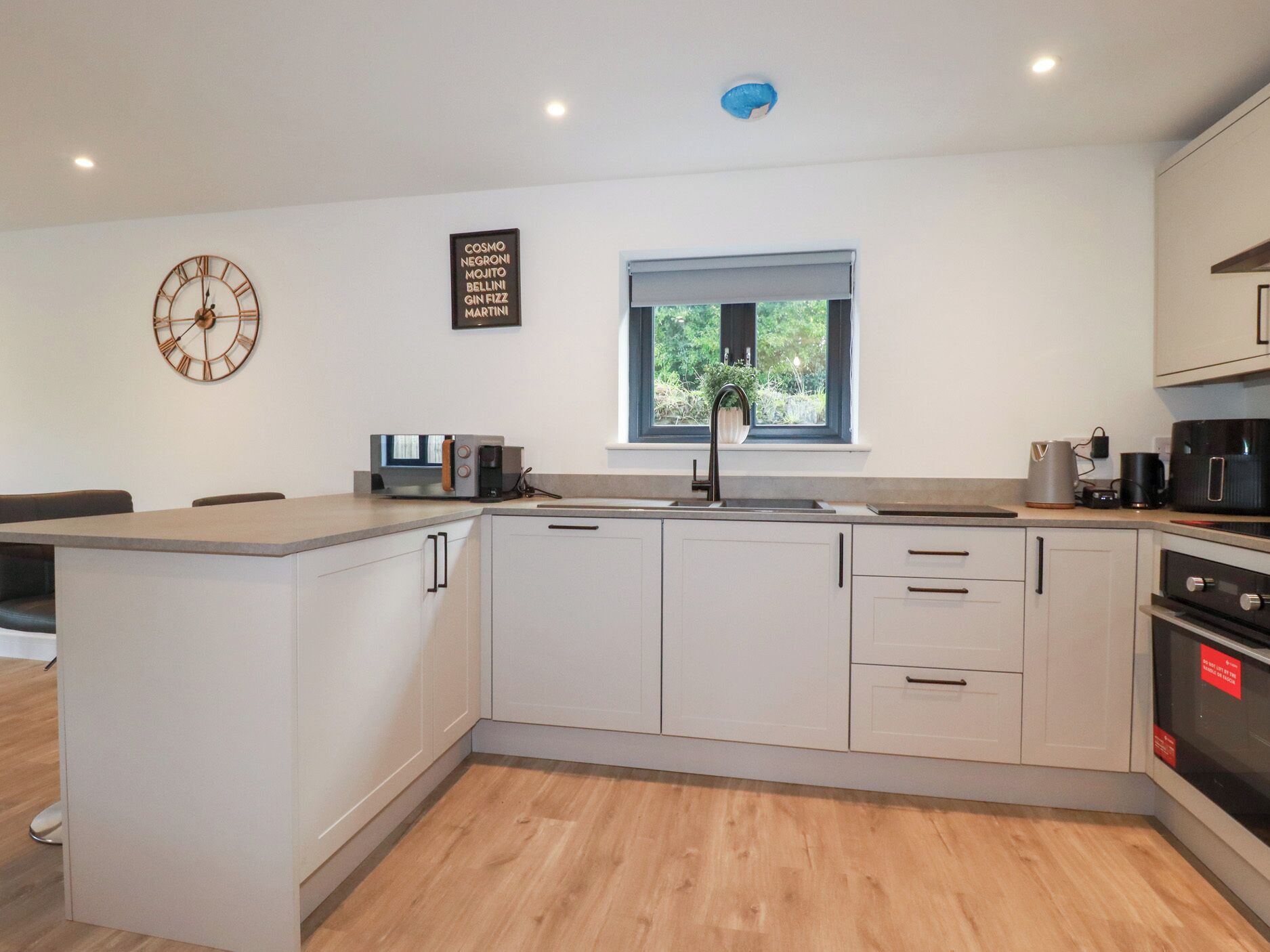 Uma máquina de lavar louça, utensílios de cozinha 