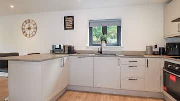 Uma máquina de lavar louça, utensílios de cozinha