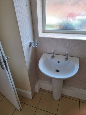 Dormitório Partilhado, 1 quarto, fumadores | Casa de banho