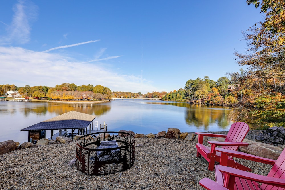Hot Tub, Game Room! Lakefront Hickory Family Haven - Lake Hickory, NC