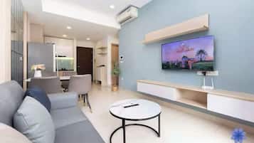 Suíte família, 3 quartos, acesso ao Club Lounge, vista para a cidade | Área de estar | Smart TV 65 polegadas com canais a cabo, lareira, Netflix