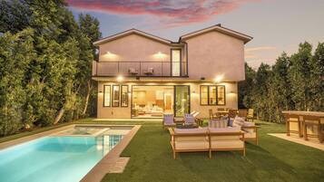 Piscina exterior, espreguiçadeiras