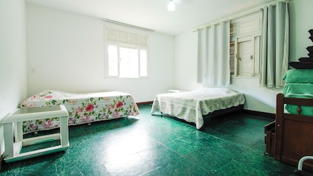 Cortinas blackout, ferros/tábuas de passar roupa, Wi-Fi de cortesia. Sítio Primavera Petrópolis