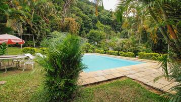 Piscina exterior, guarda-sóis, espreguiçadeiras