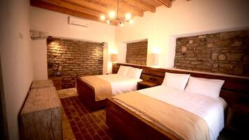 Quarto Duplo Deluxe | Secretária, secretária adequada para computadores portáteis