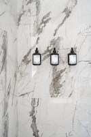 Secador de cabelo, toalhas de banho, sabonete, shampoo