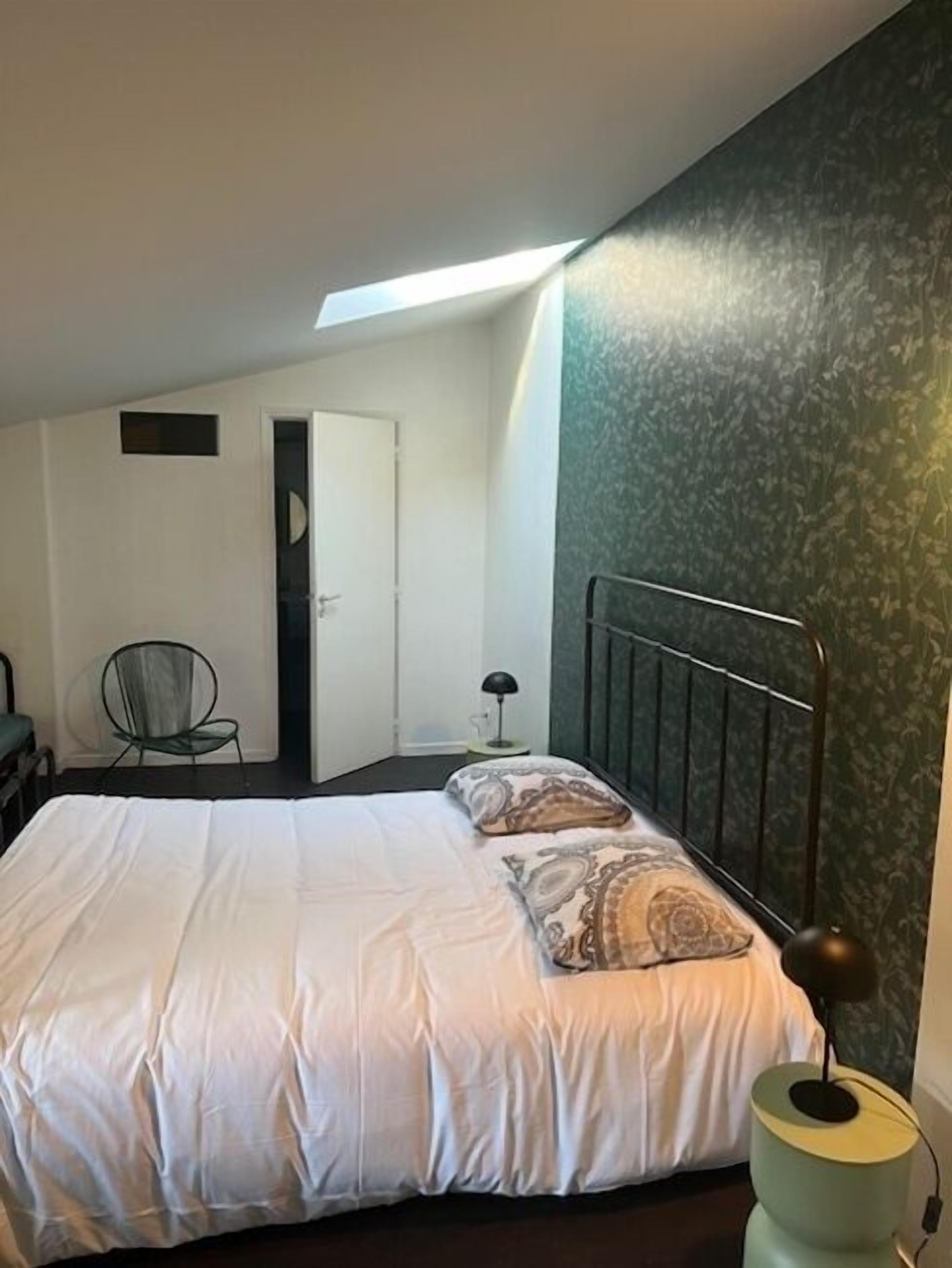 Quarto casal, várias camas, vista para o jardim | Wi-Fi de cortesia