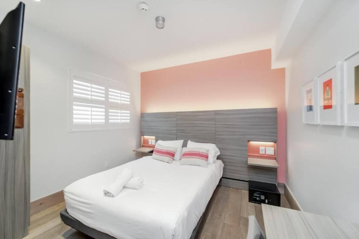 Suíte básica, 1 cama Queen, banheira adaptada (Self check-in) | Camas com colchões pillow-top, cofres nos quartos, escrivaninha