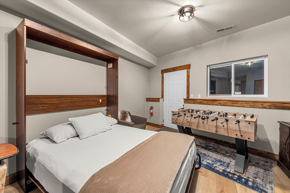 5-bedroom, 3 level house with lake views a hot tub, fireplace, sleeps ...