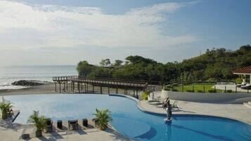 Uma praia privada, bares na praia